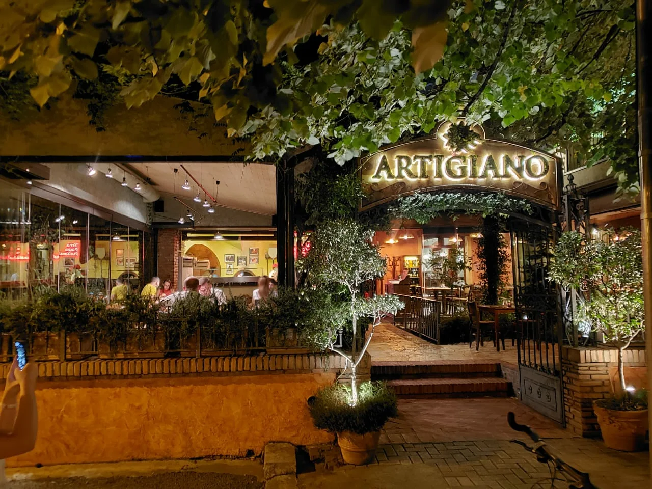 Rinas Airport Guide - Artigiano